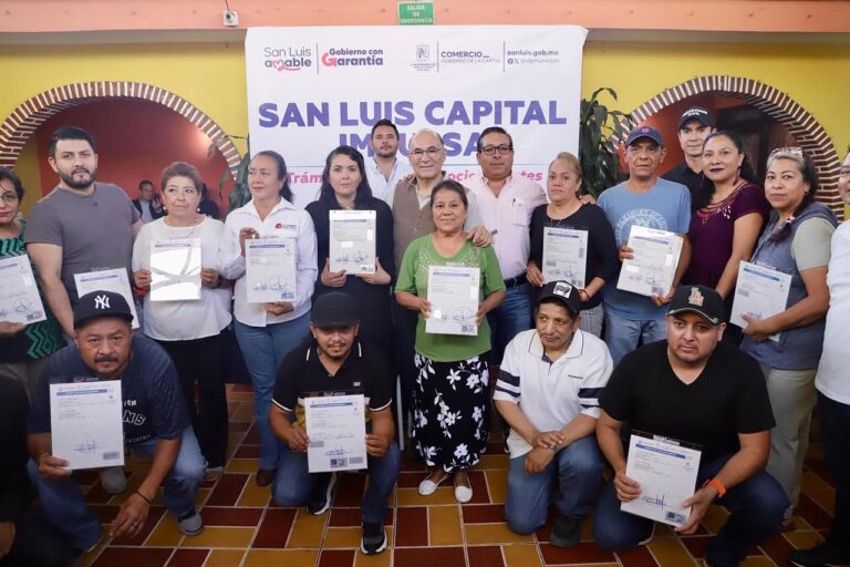 TRÁMITES SIMPLES, NEGOCIOS FUERTES: GALINDO ENTREGA LICENCIAS ...